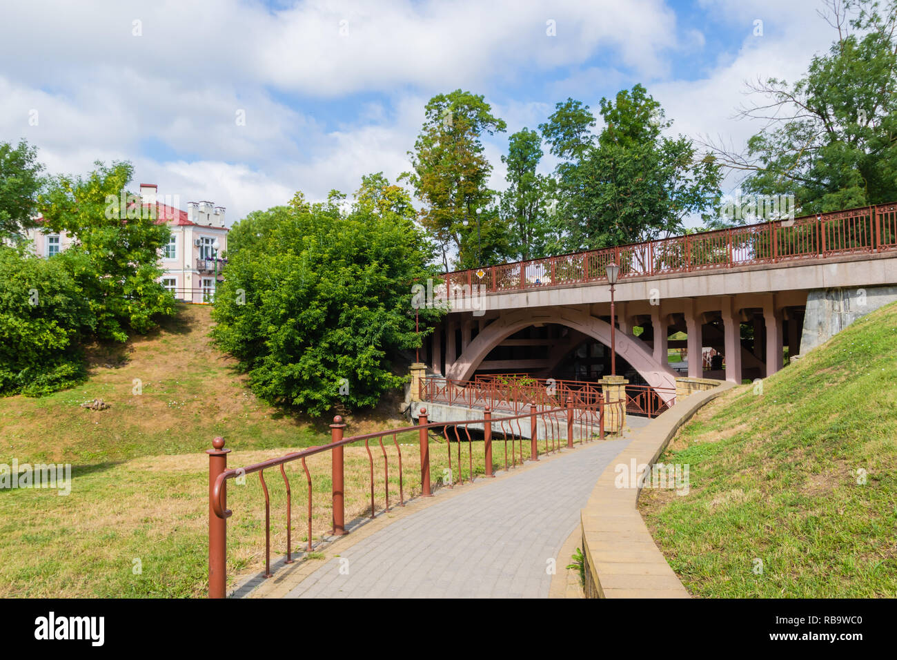 Green park under bridge hi-res stock photography and images - Alamy
