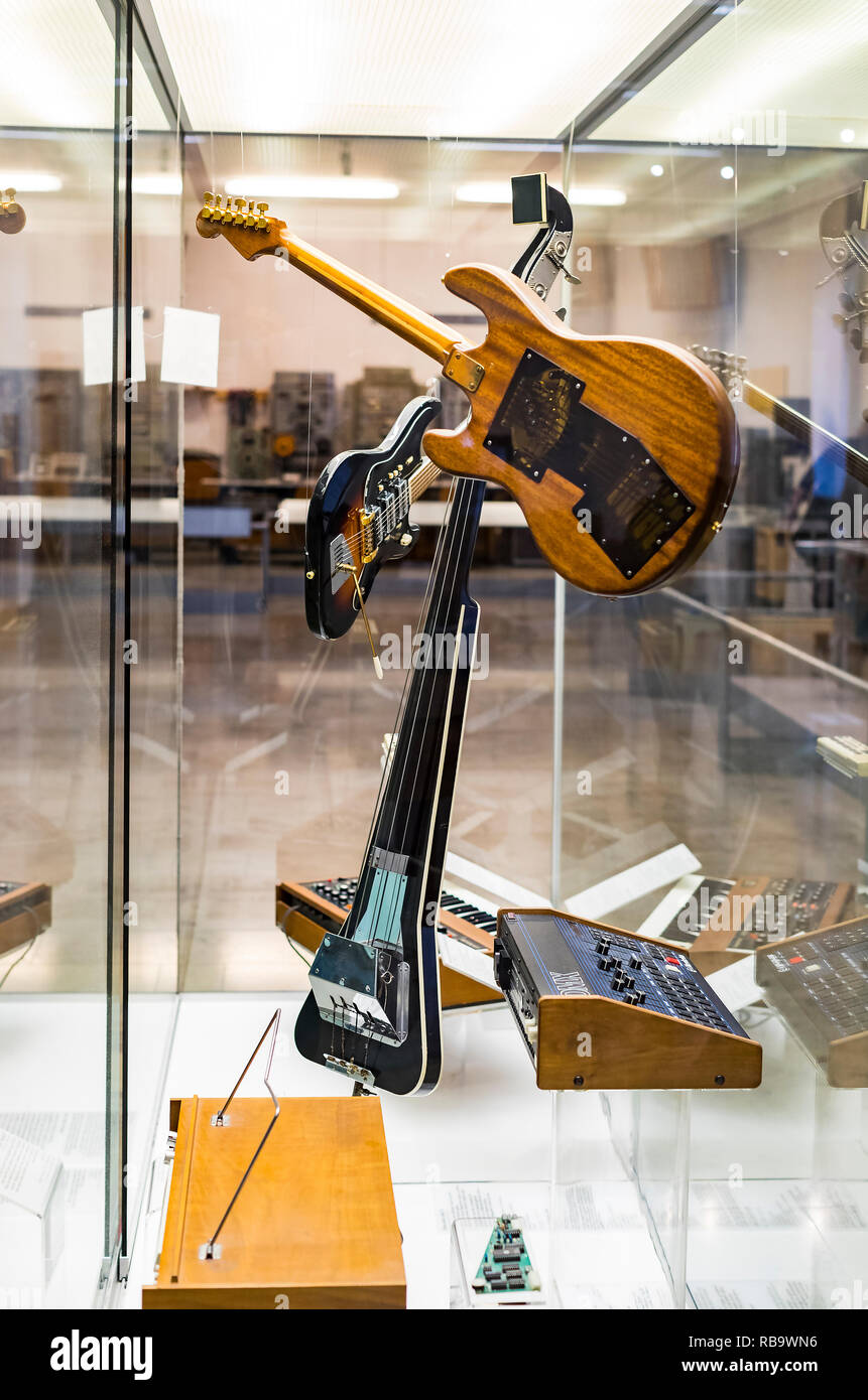 Instrumentos musicales retro hi-res stock photography and images - Alamy