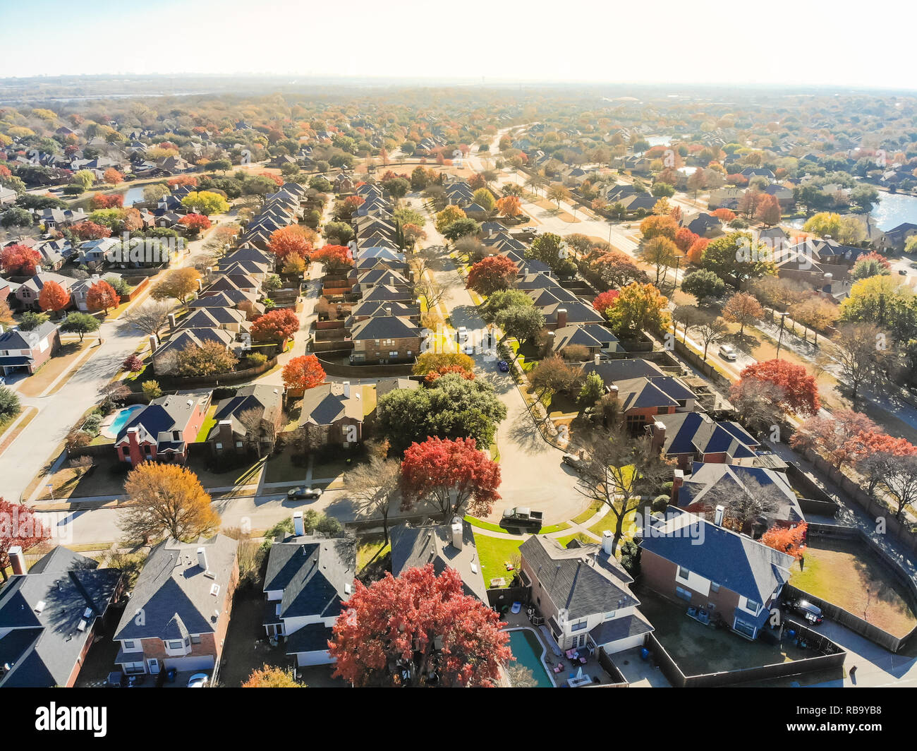 Aerial view lakeside residential area with cul-de-sac near Dalla Stock ...