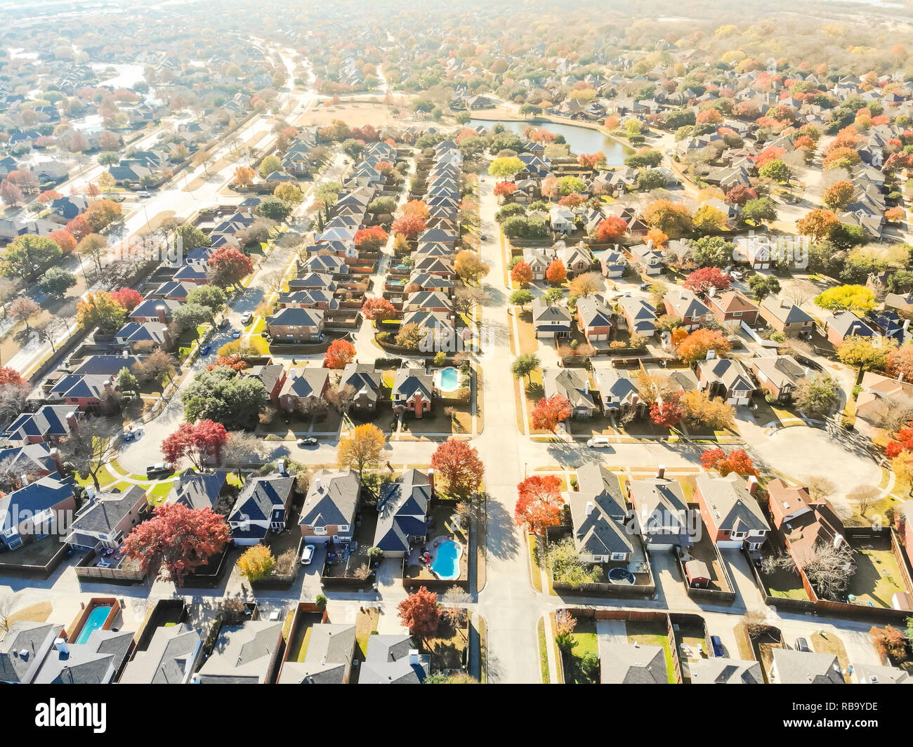 Aerial view lakeside residential area with cul-de-sac near Dalla Stock ...