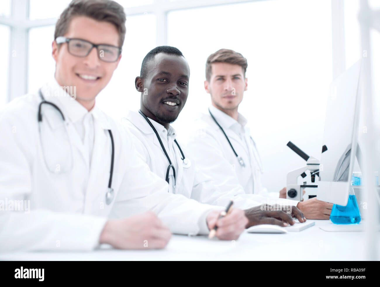 Laboratory staff hi-res stock photography and images - Alamy