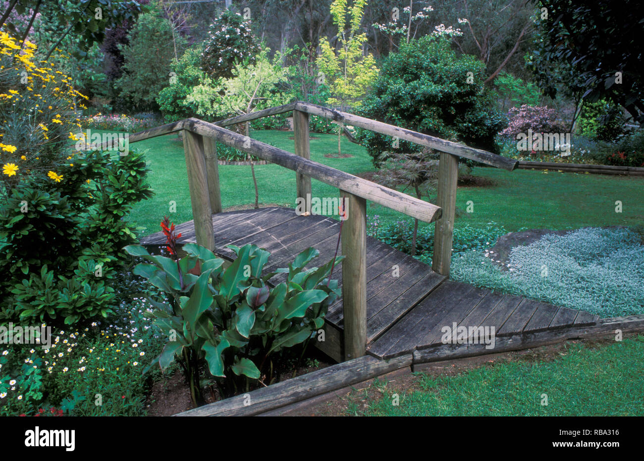 Small bridge in garden hi-res stock photography and images - Alamy