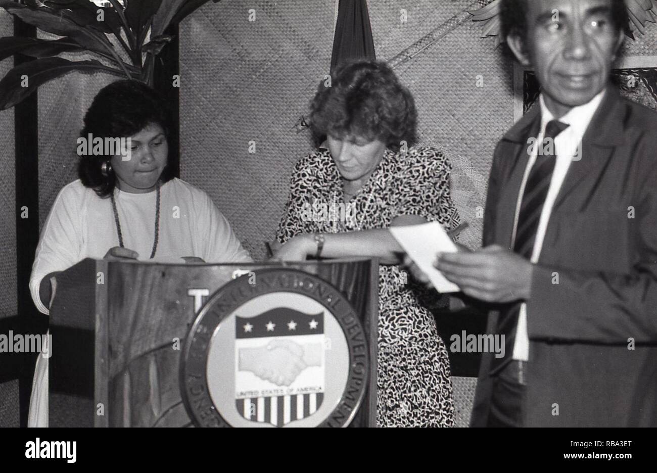 Lori - Signing in Stock Photo - Alamy