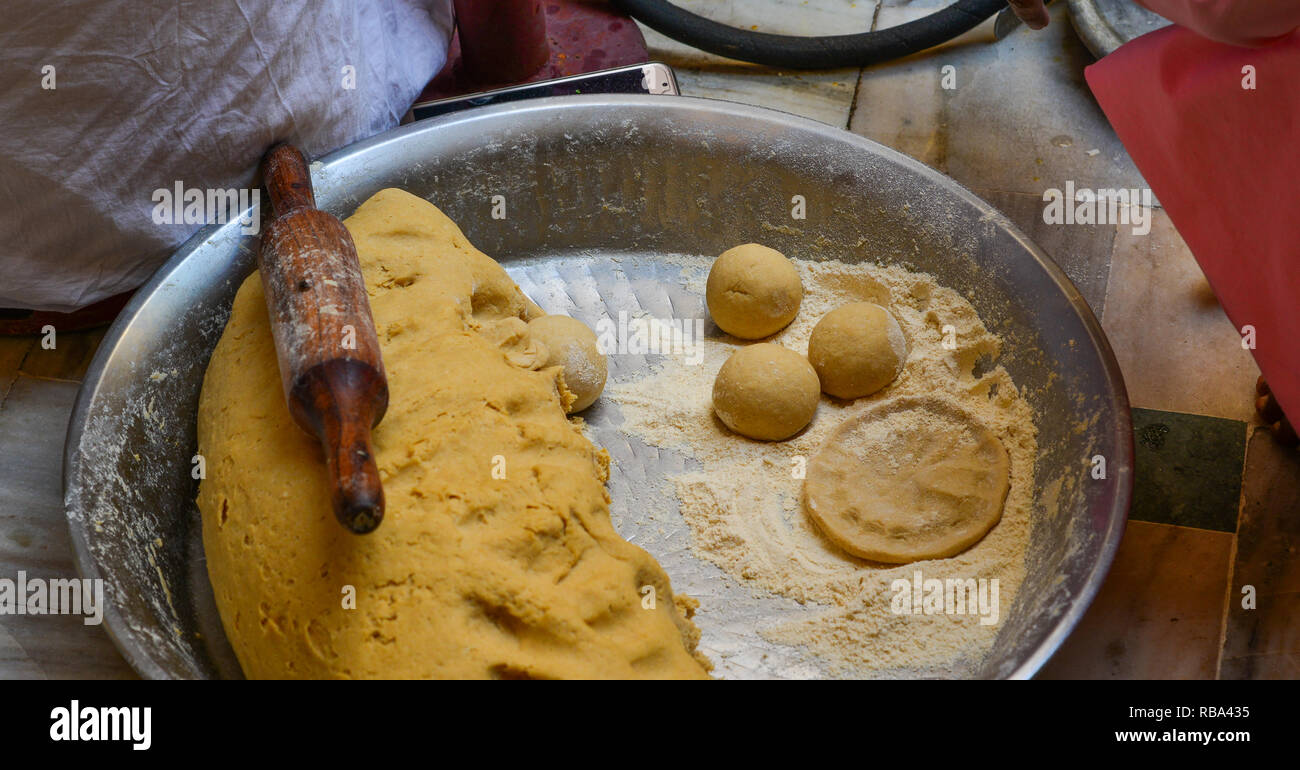 Indian chef making roti hi-res stock photography and images - Alamy