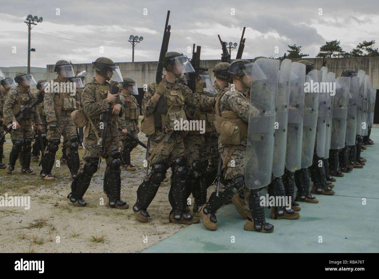Marines with Echo Battery, Battalion Landing Team, 2nd Battalion, 5th ...