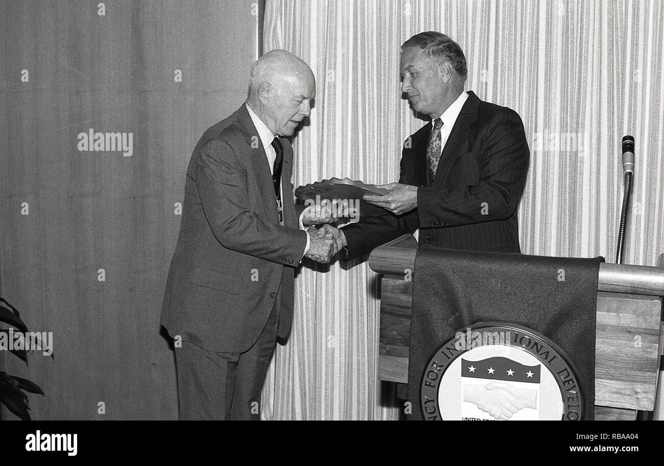 MAN RECEIVING AN AWARD AND SHAKING HANDS WITH MAN Stock Photo - Alamy
