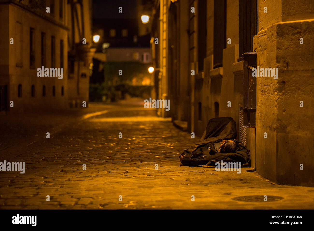 A dark alley hi-res stock photography and images - Alamy