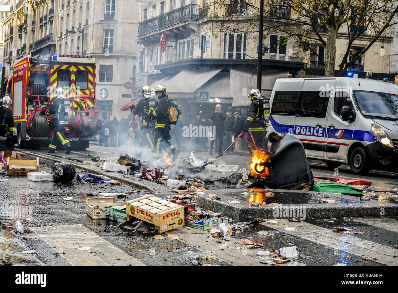 French firefighter helmet hi-res stock photography and images - Alamy