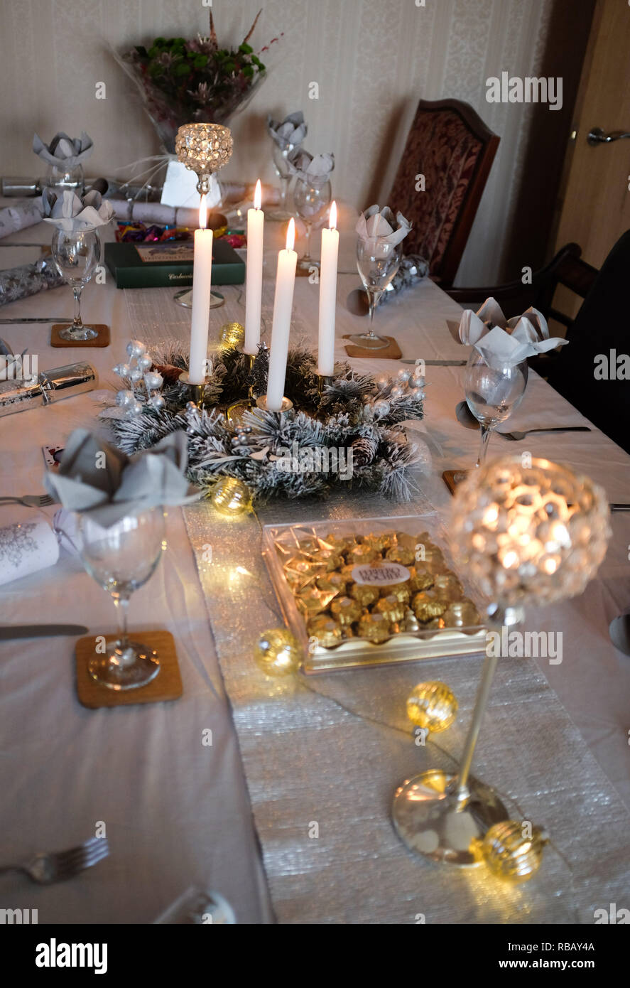 English christmas table crackers hi-res stock photography and images ...