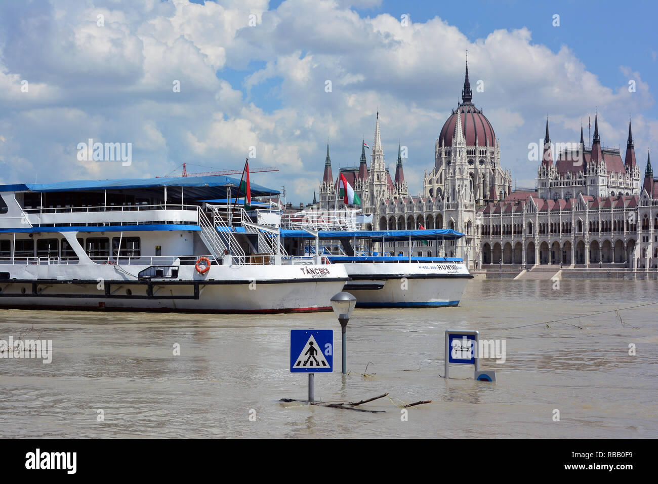 Danube river Flood in Budapest, Hungary. Arviz a Dunan Budapesten Stock ... Danube river Flood in Budapest, Hungary. Arviz a Dunan Budapesten Stock ...