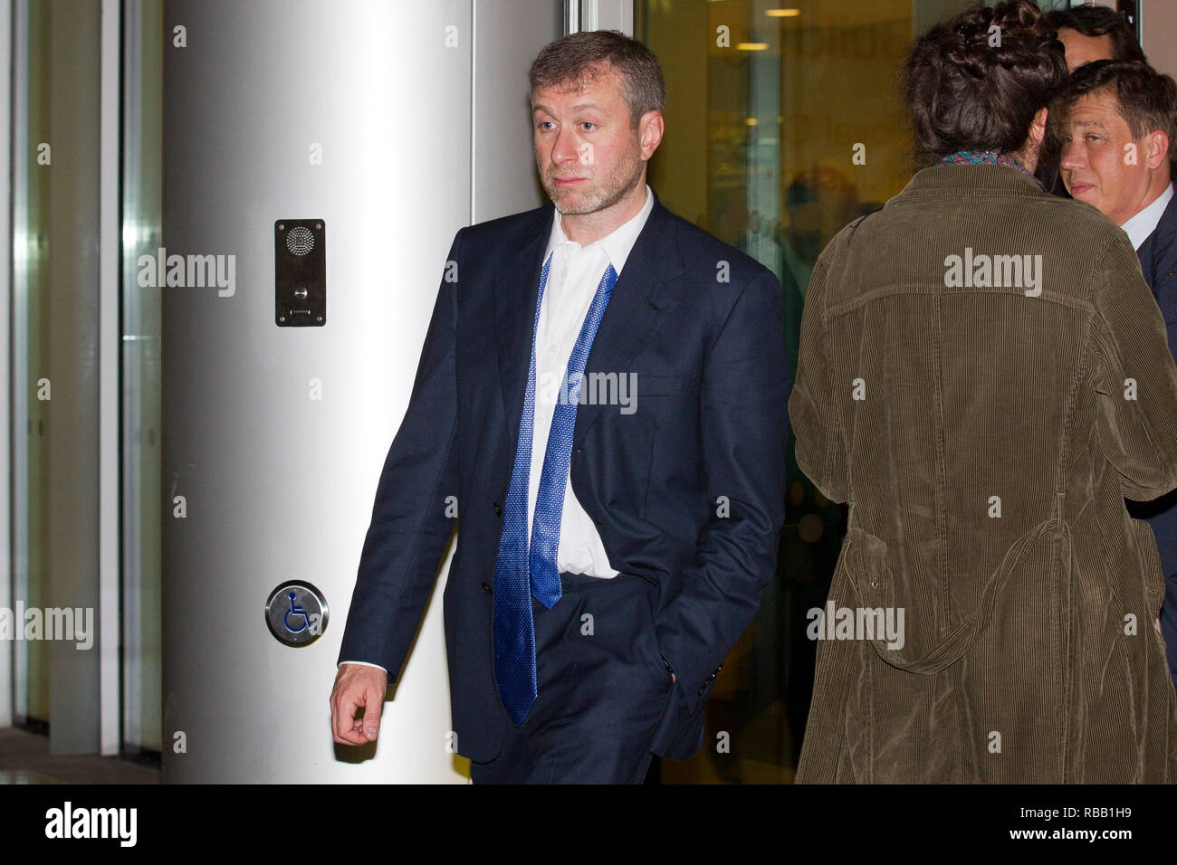 Russian oligarch Roman Abramovich leaves the High Court on Nov 14, 2011 ...