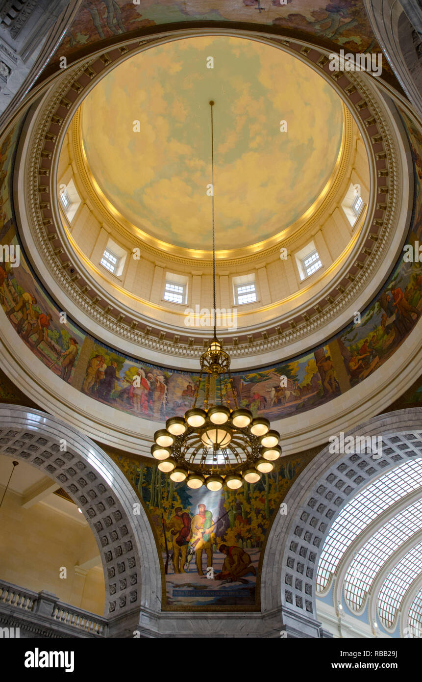 State capitol building interior hi-res stock photography and images - Alamy