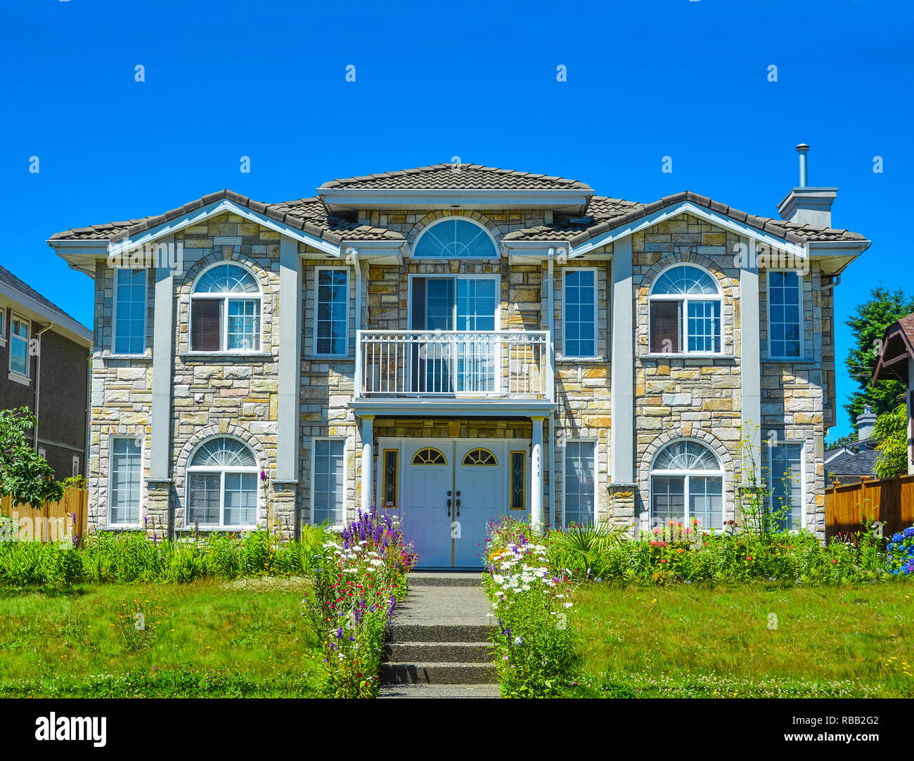 Family outside modern home hi-res stock photography and images - Alamy