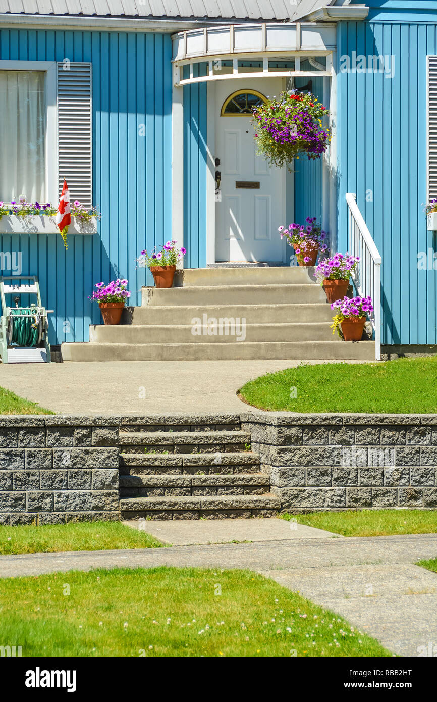 Beautiful family home in suburban hi-res stock photography and images ...