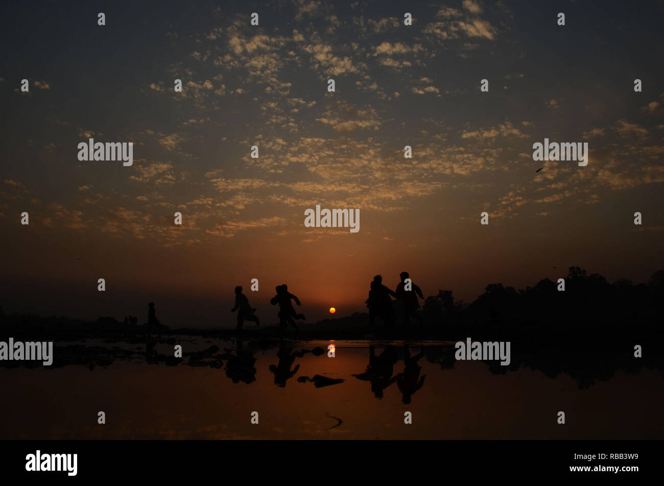 Lahore, Pakistan. 08th Jan, 2019. Pakistani gypsy children playing at ...