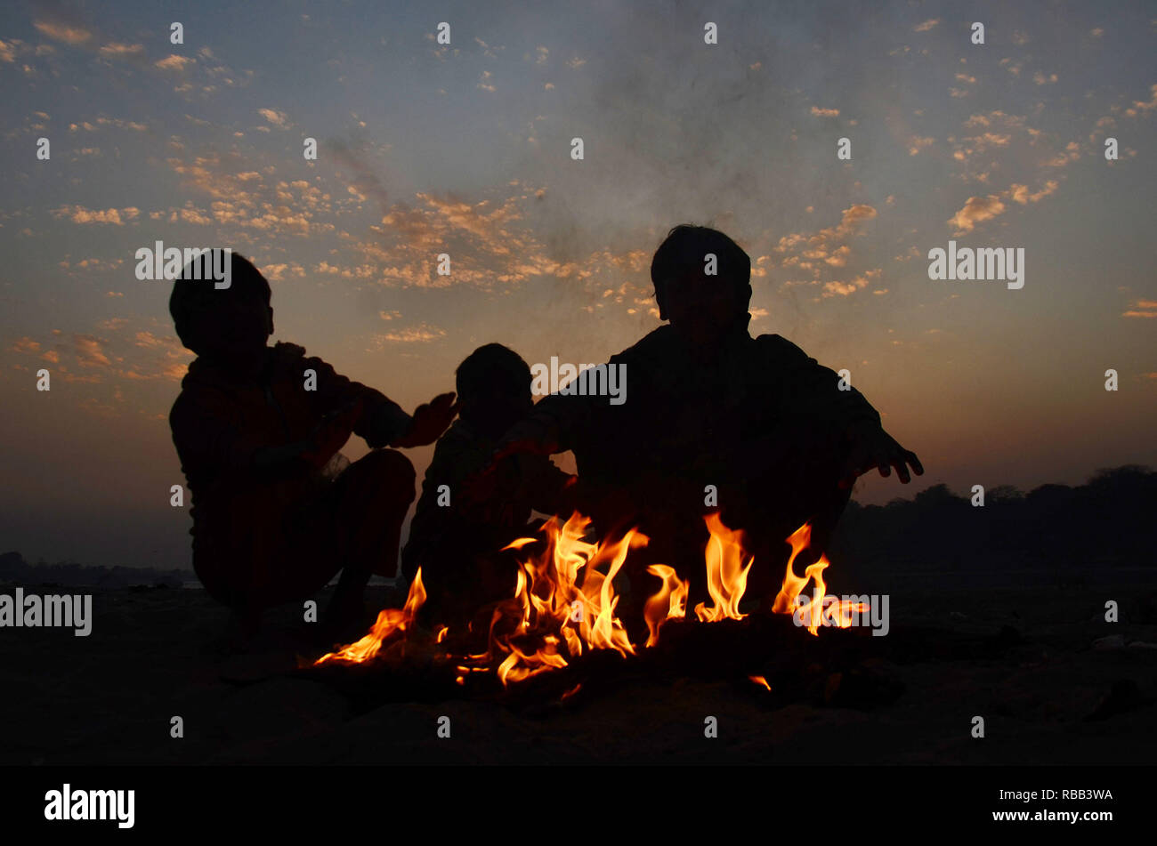 Lahore, Pakistan. 08th Jan, 2019. Pakistani gypsy children playing at ...