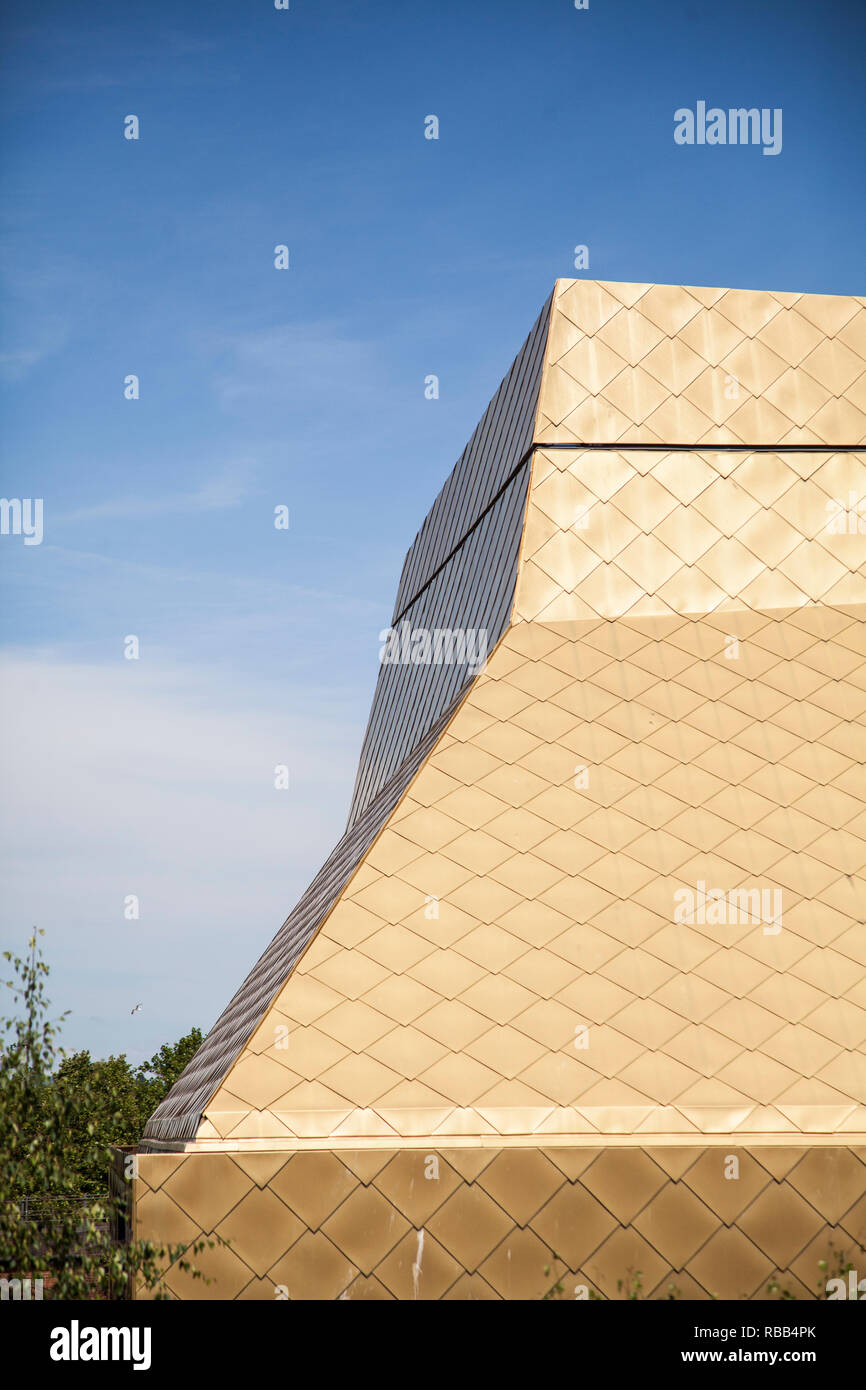Gold Roof Building High Resolution Stock Photography and Images - Alamy