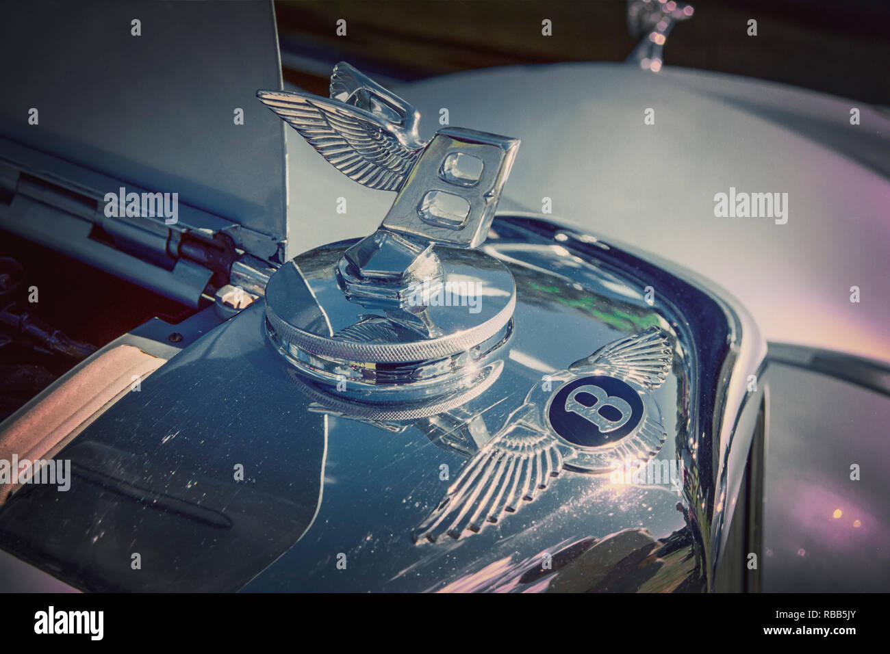 Emblem on the radiator of a classic Bentley car Stock Photo - Alamy