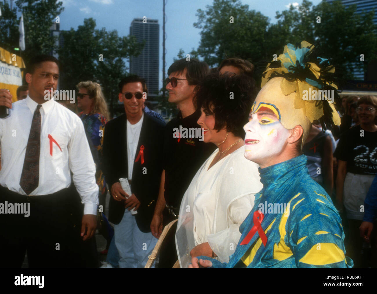 CHICAGO, IL - AUGUST 01: Actress Elizabeth Taylor and acrobat/artist ...