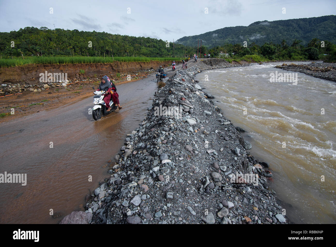 Sumatra River Indonesia People High Resolution Stock Photography and ...
