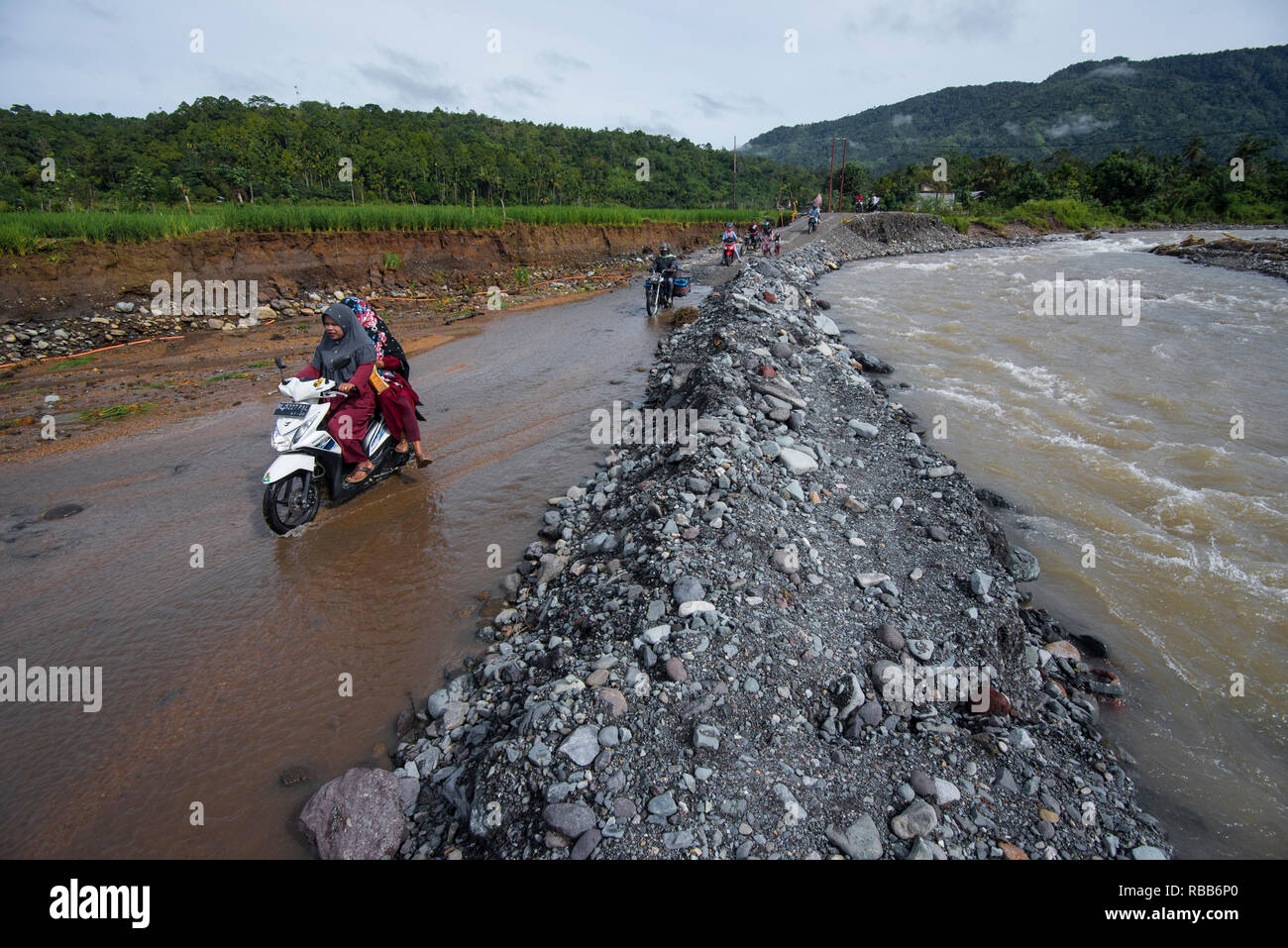 Sumatra River Indonesia People High Resolution Stock Photography and ...