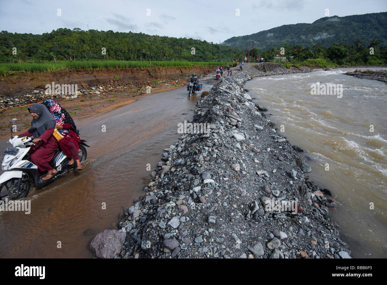 Sumatra River Indonesia People High Resolution Stock Photography and ...