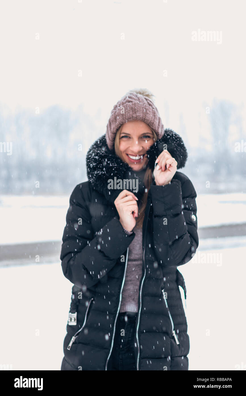 Falling woman blonde hi-res stock photography and images - Alamy