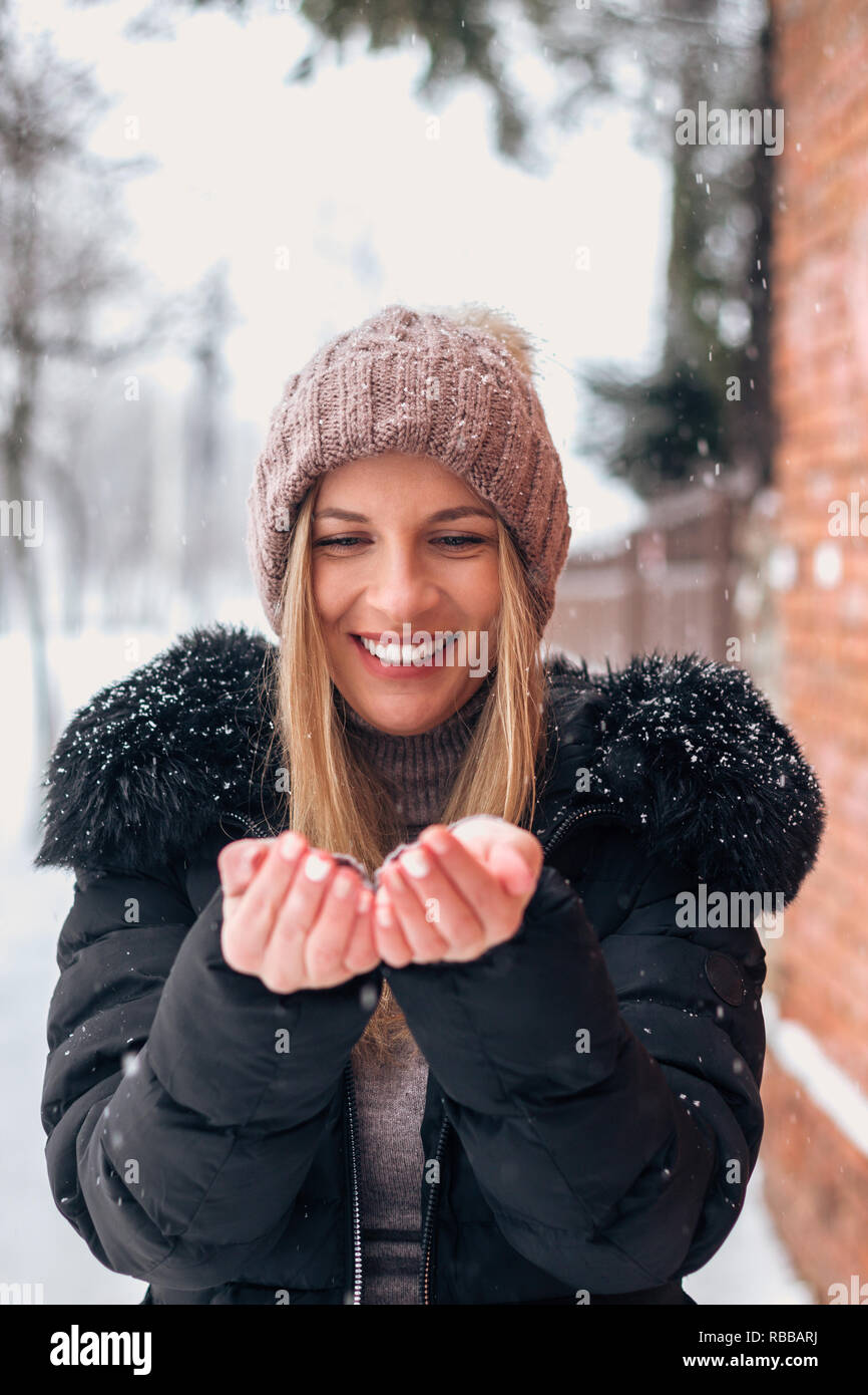 Catching snowflakes hi-res stock photography and images - Alamy