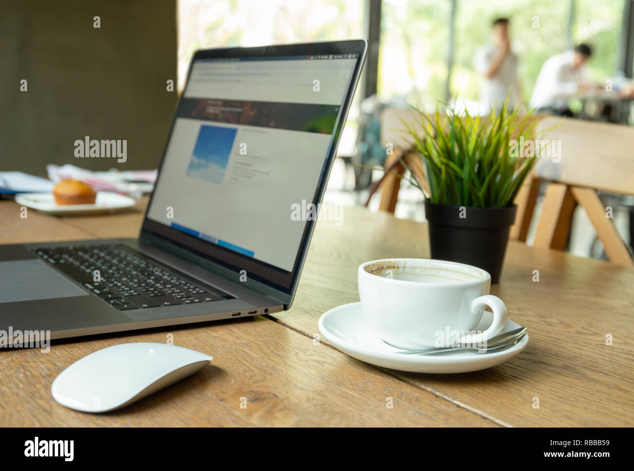 Coffee Shop Laptop Stock Photos & Coffee Shop Laptop Stock Images - Alamy
