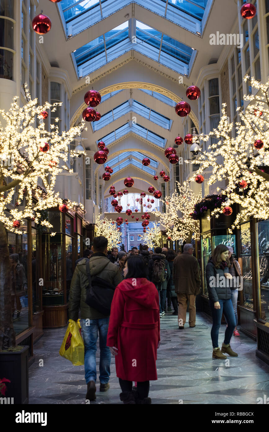 Busy streets christmas hi-res stock photography and images - Alamy