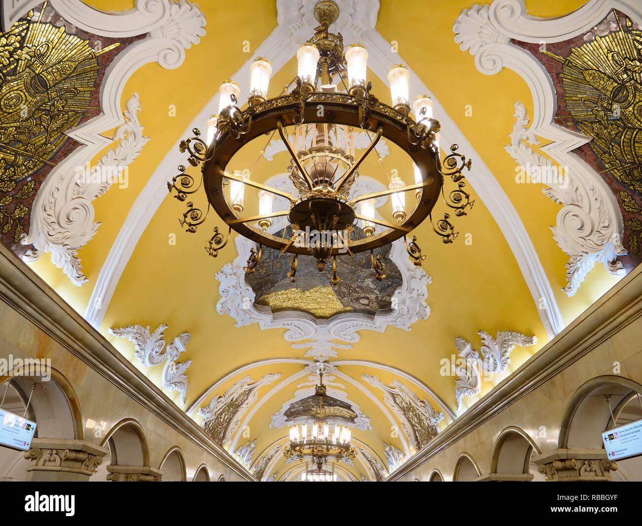 Moscow metro KOMSOMOLSKAYA station beautiful interior decoration ...