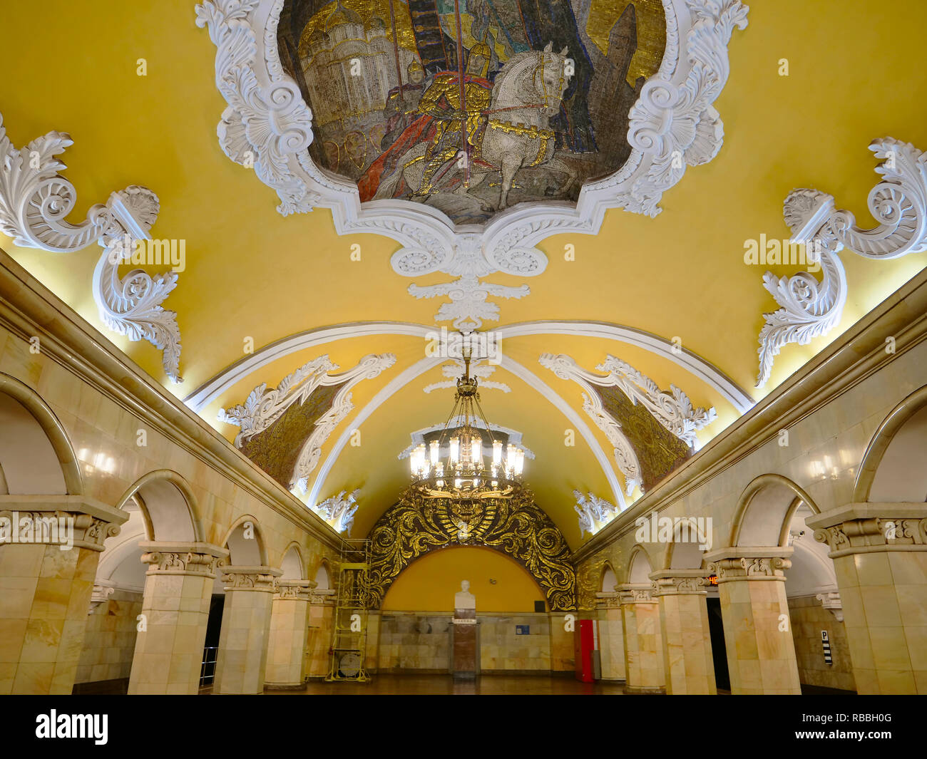Moscow metro KOMSOMOLSKAYA station beautiful interior decoration ...