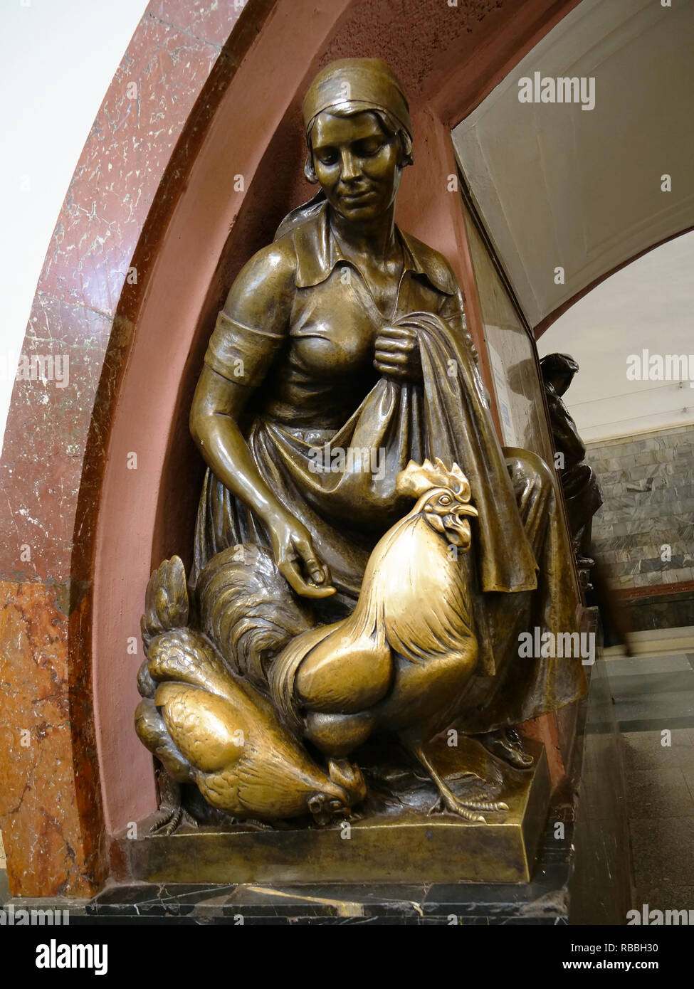 Moscow metro PLOSHCHAD REVOLUTYSII station beautiful bronze statue ...
