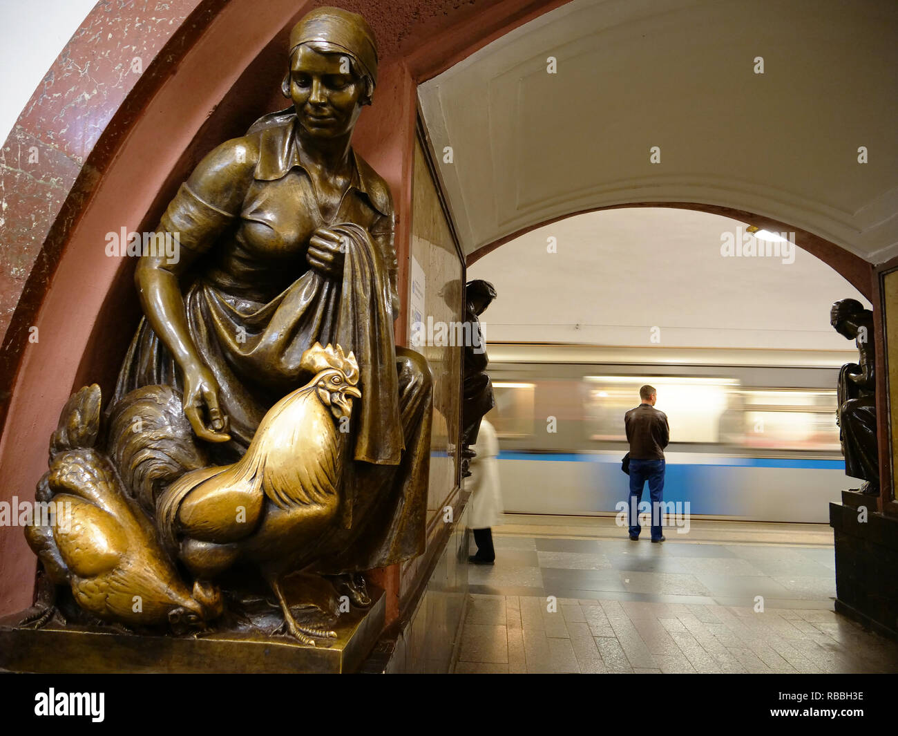 Moscow metro PLOSHCHAD REVOLUTYSII station beautiful bronze statue ...