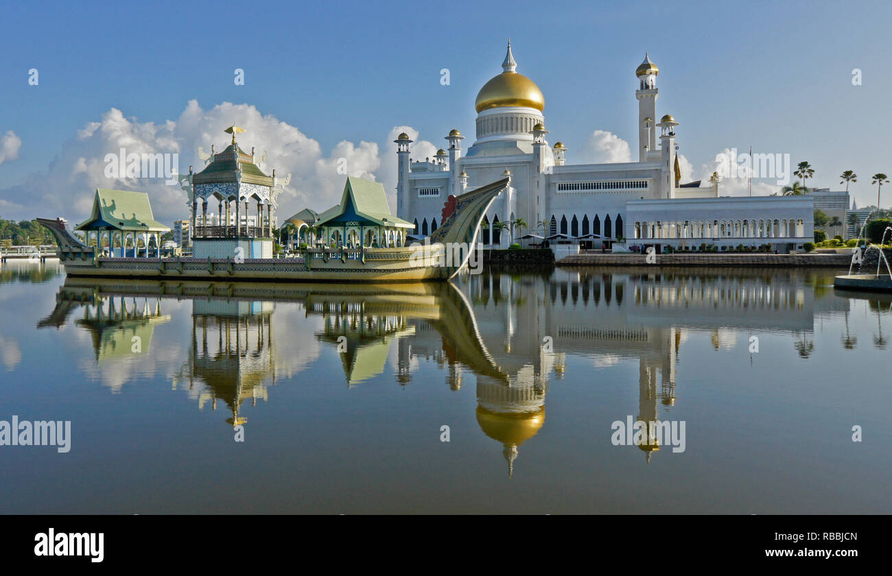 Sultan Oman Ali Saifuddien Mosque and replica of royal barge, Bandar ...
