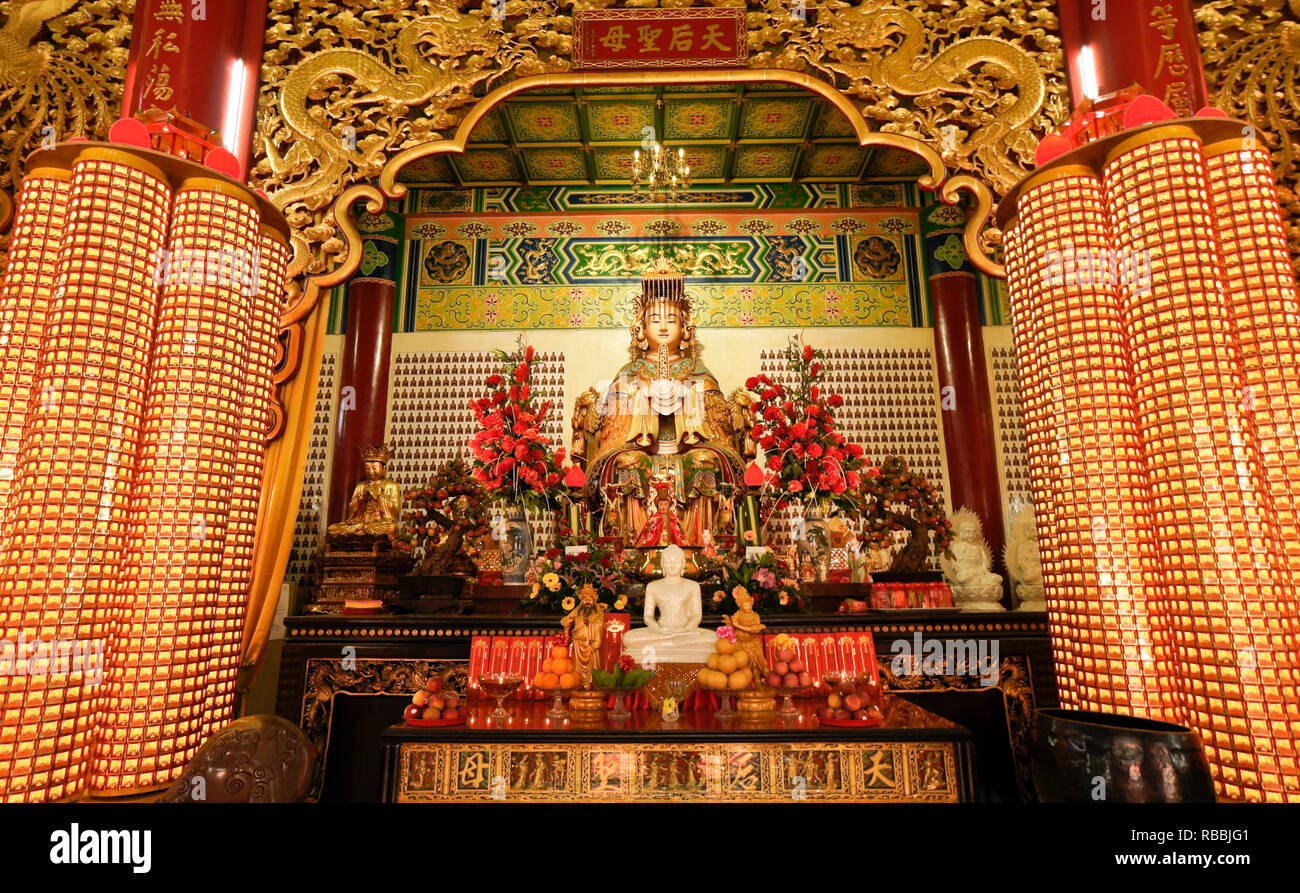 Chinese temple altar hi-res stock photography and images - Alamy