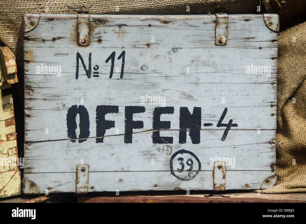 Offen open old wooden sign Alte Holz Schild Stock Photo - Alamy