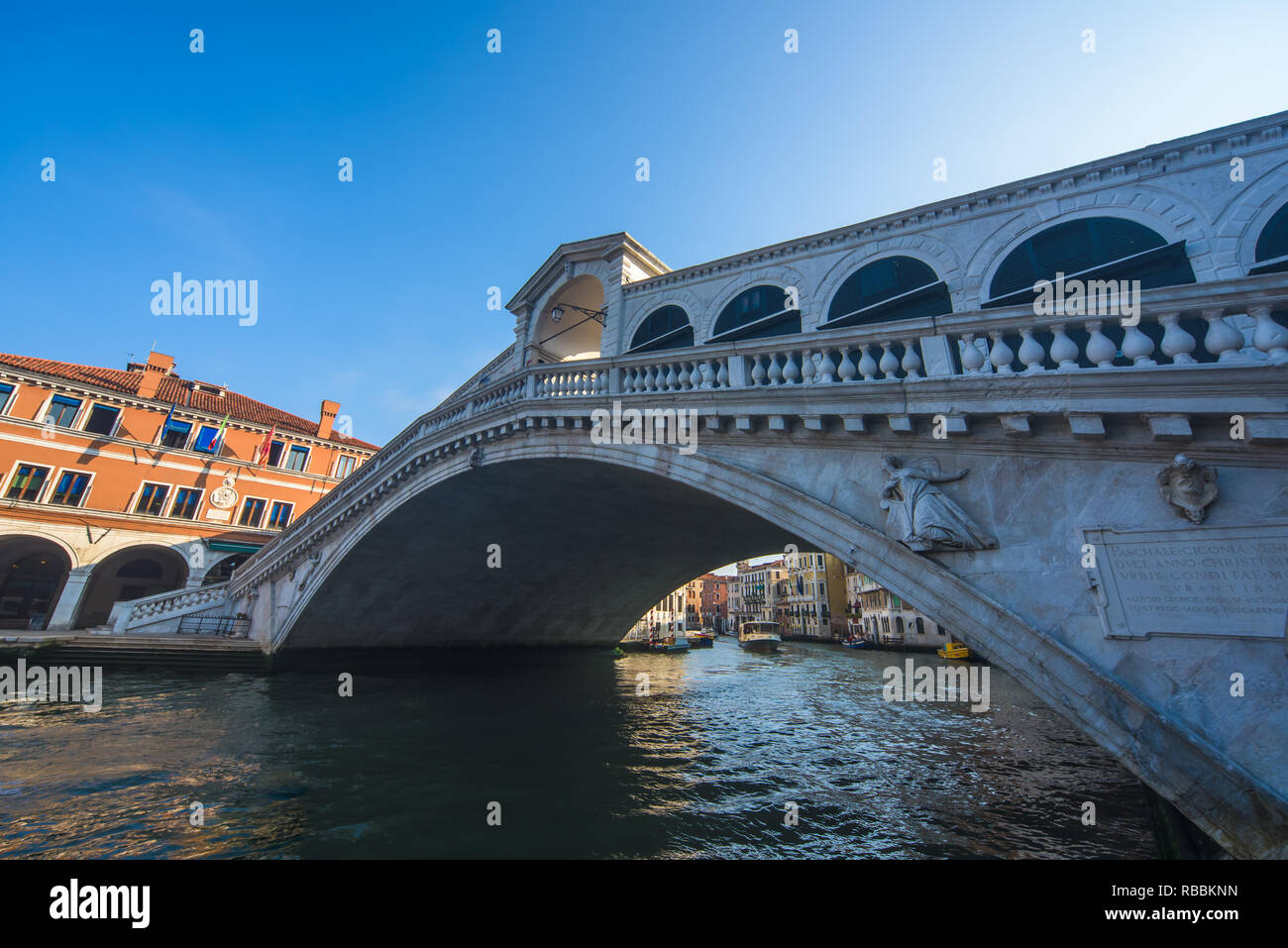 Realto bridge venice on the grand canal Stock Photo - Alamy