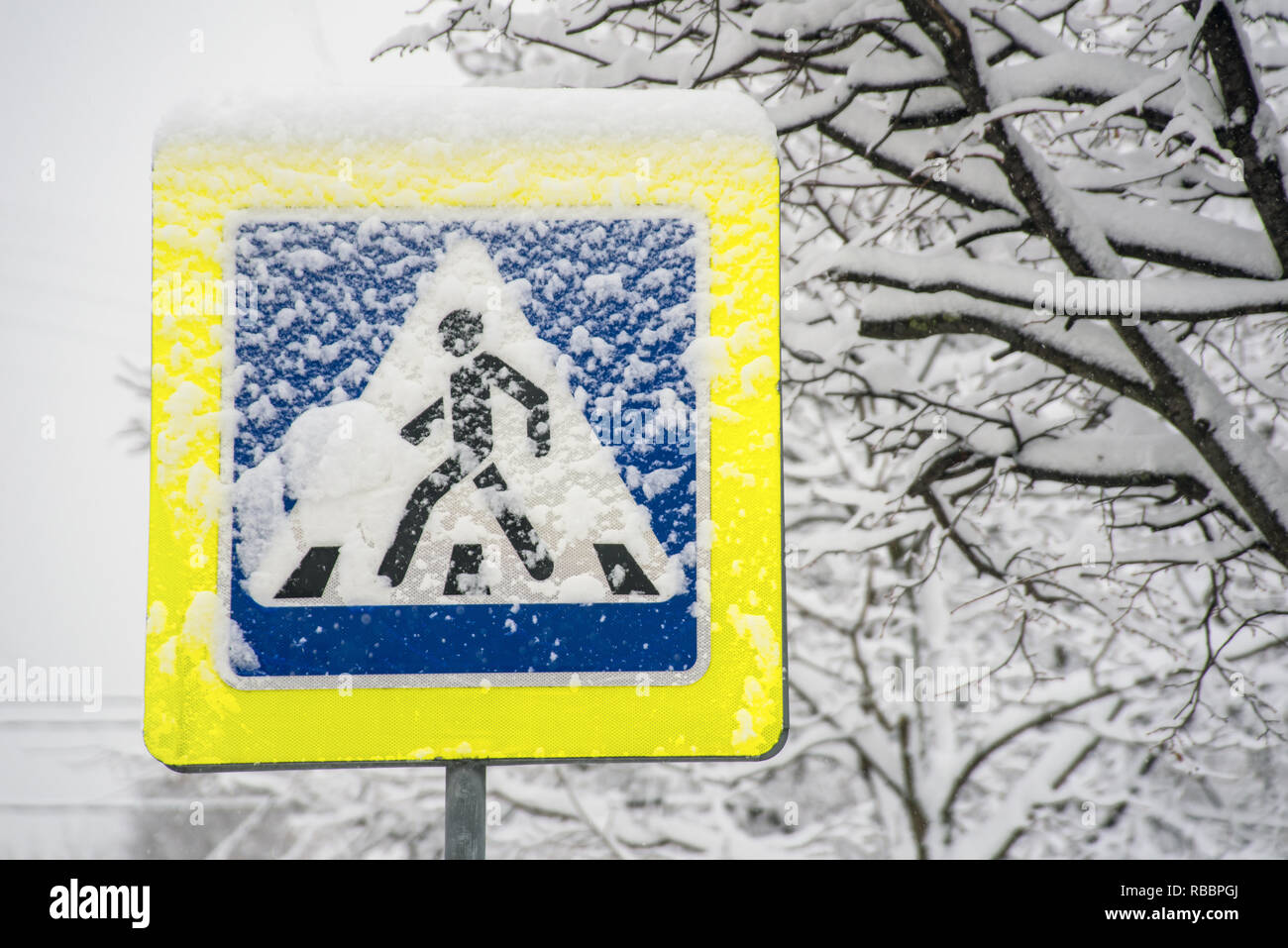 Pedestrian crossing traffic sign hi-res stock photography and images ...