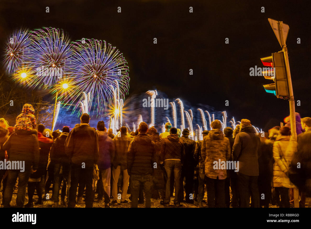 Crowd watching sky hi-res stock photography and images - Alamy