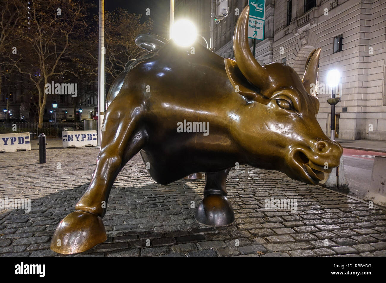Charging bull wall street hi-res stock photography and images - Alamy