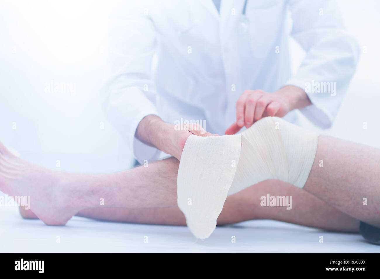 doctor bandaging patient knee Stock Photo - Alamy