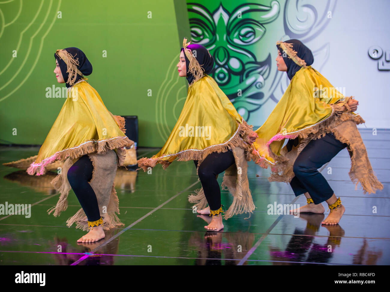 ndonesian dancers from Sma Nasima Semaran dance groupe perform at the ...