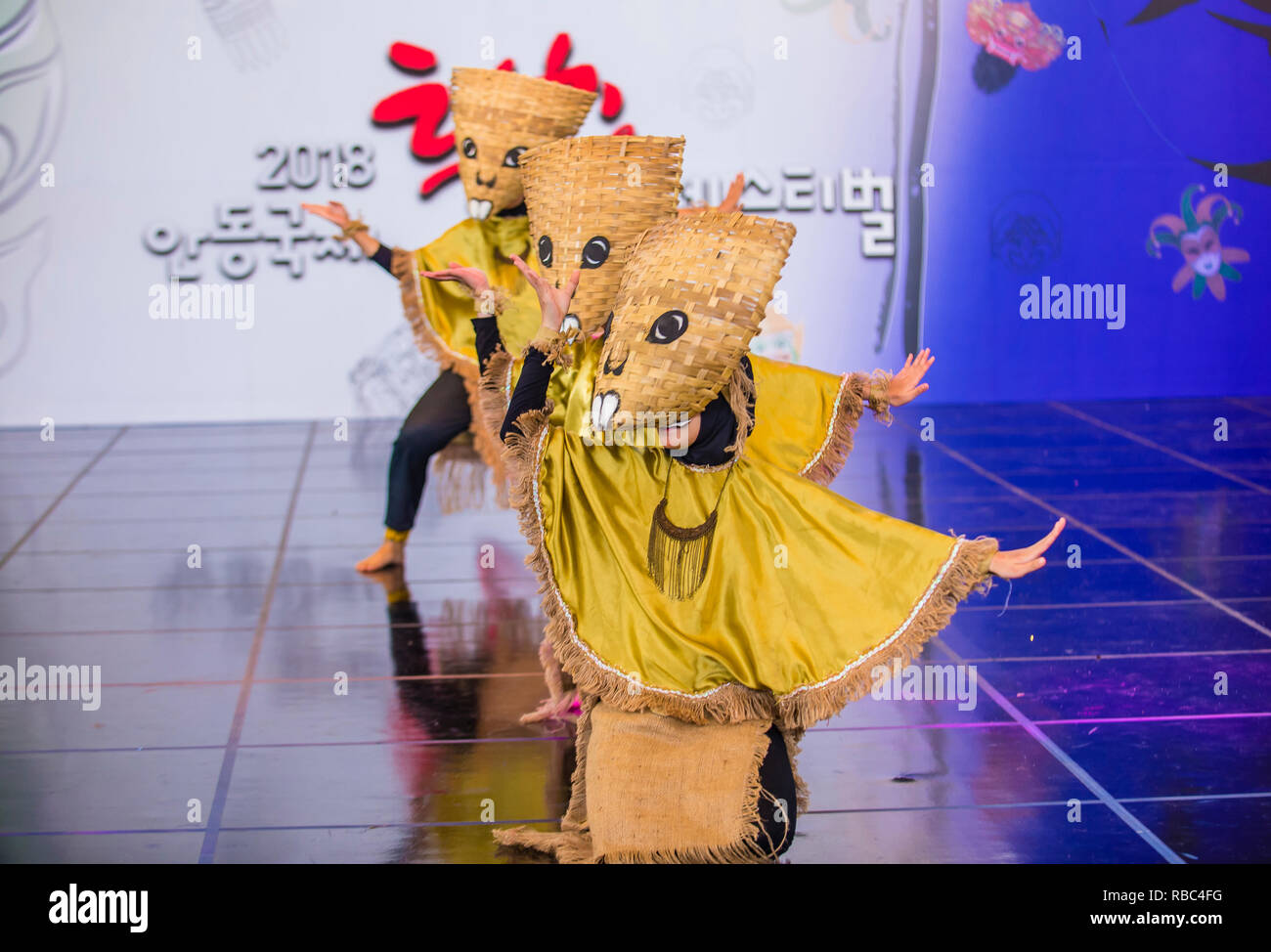 ndonesian dancers from Sma Nasima Semaran dance groupe perform at the ...