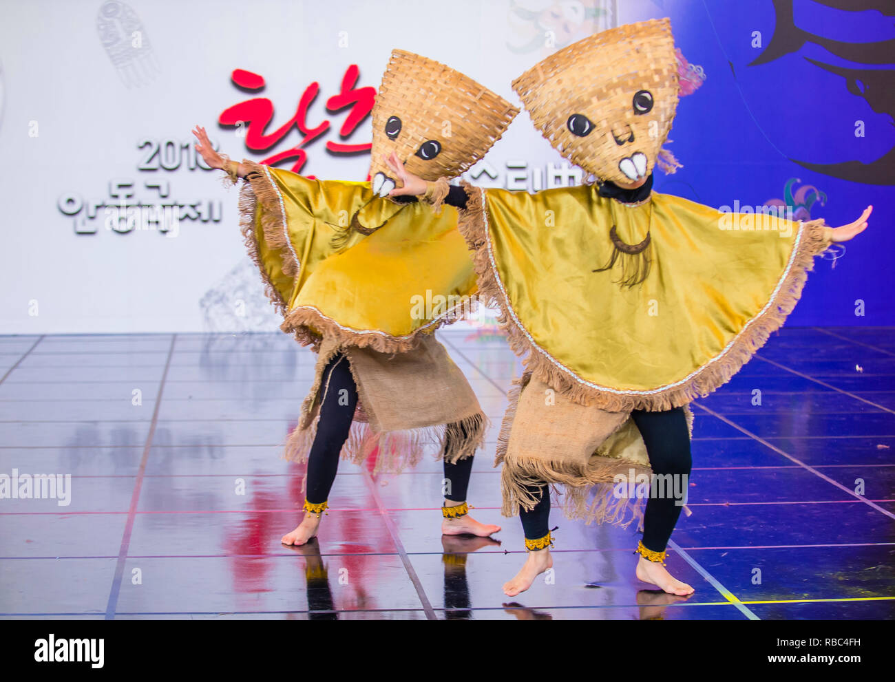 ndonesian dancers from Sma Nasima Semaran dance groupe perform at the ...