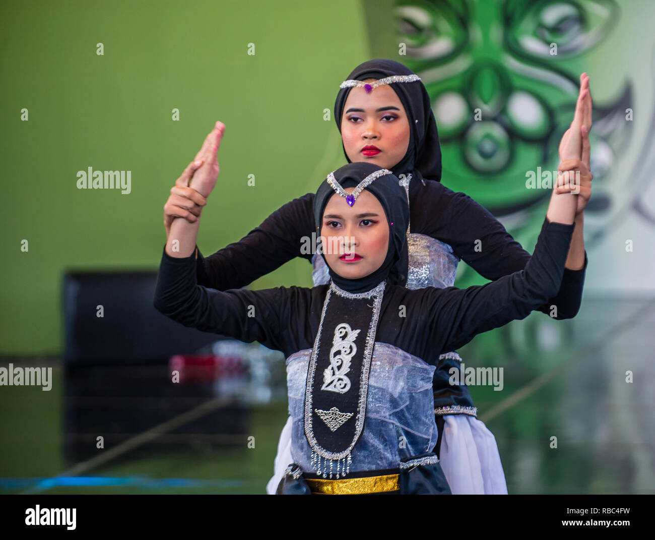 ndonesian dancers from Sma Nasima Semaran dance groupe perform at the ...