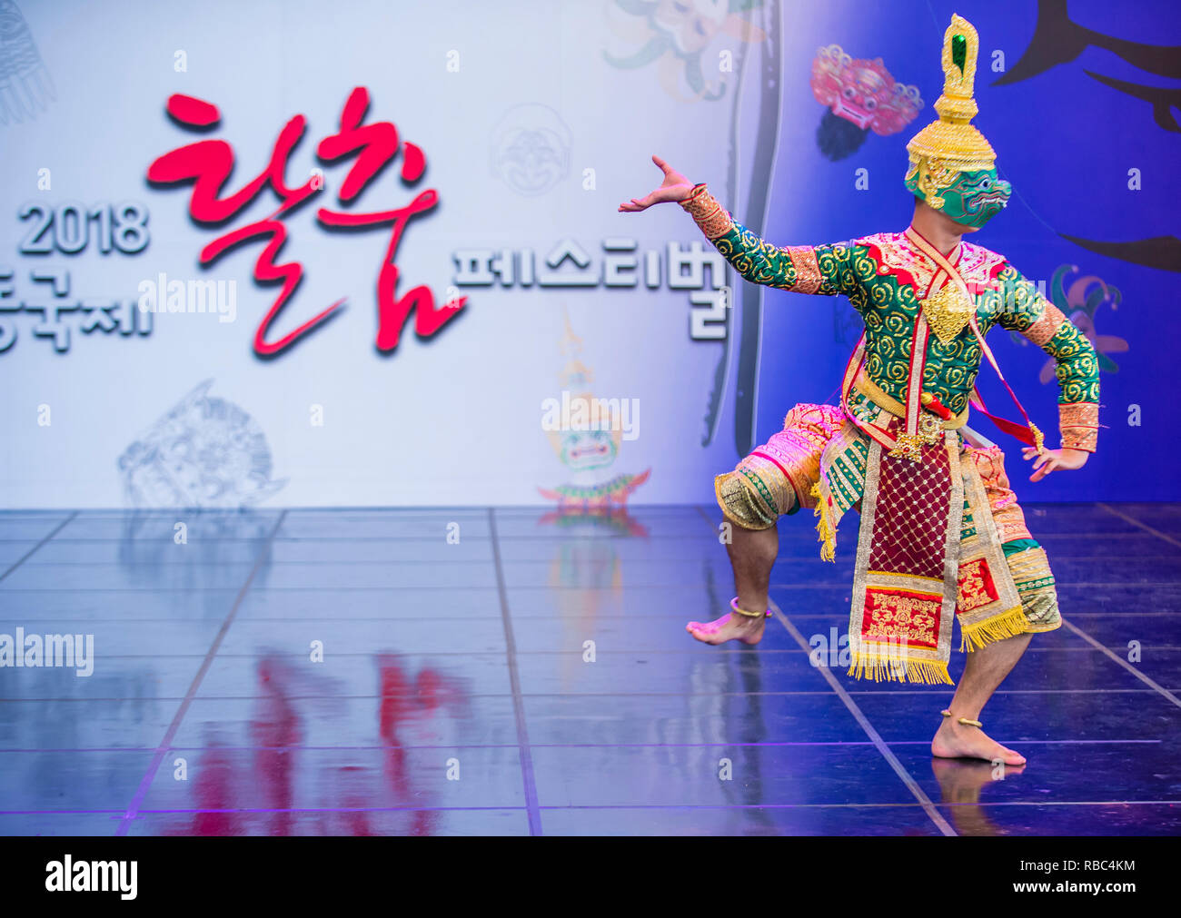 Thai dancer performing the traditinal Thai Khon dance at the Mask dance ...