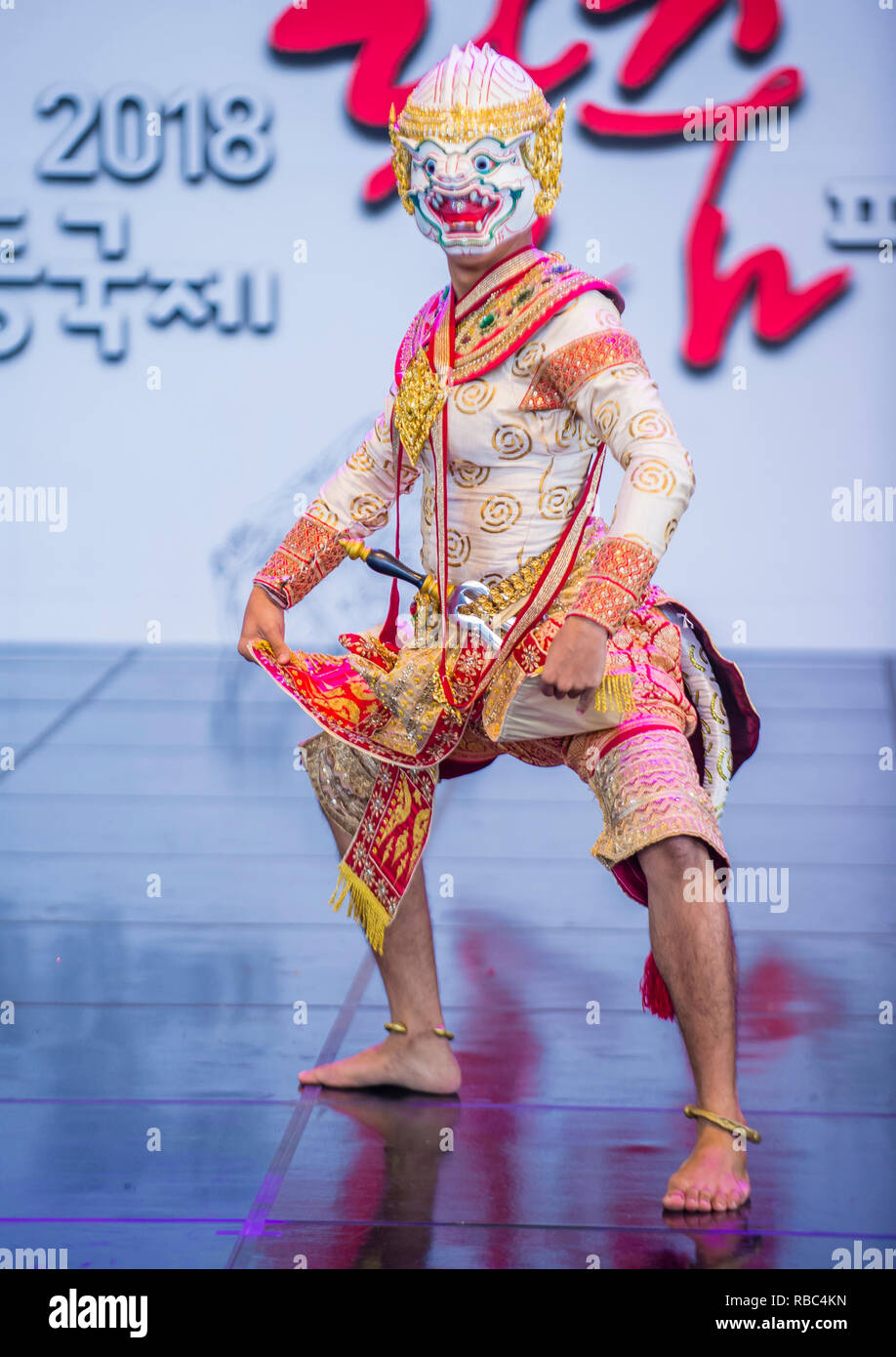 Thai dancer performing the traditinal Thai Khon dance at the Mask dance ...