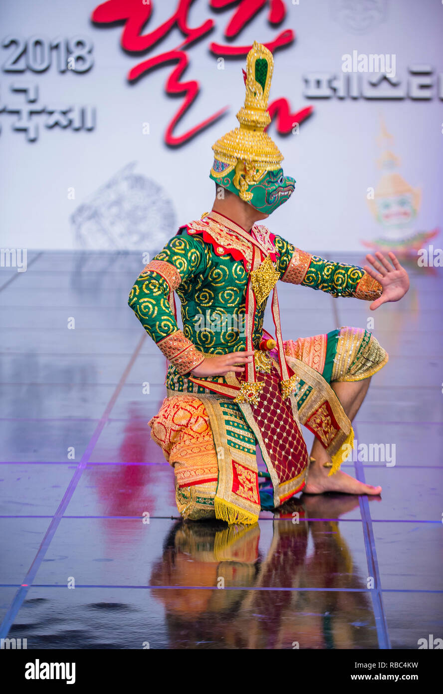 Thai dancer performing the traditinal Thai Khon dance at the Mask dance ...