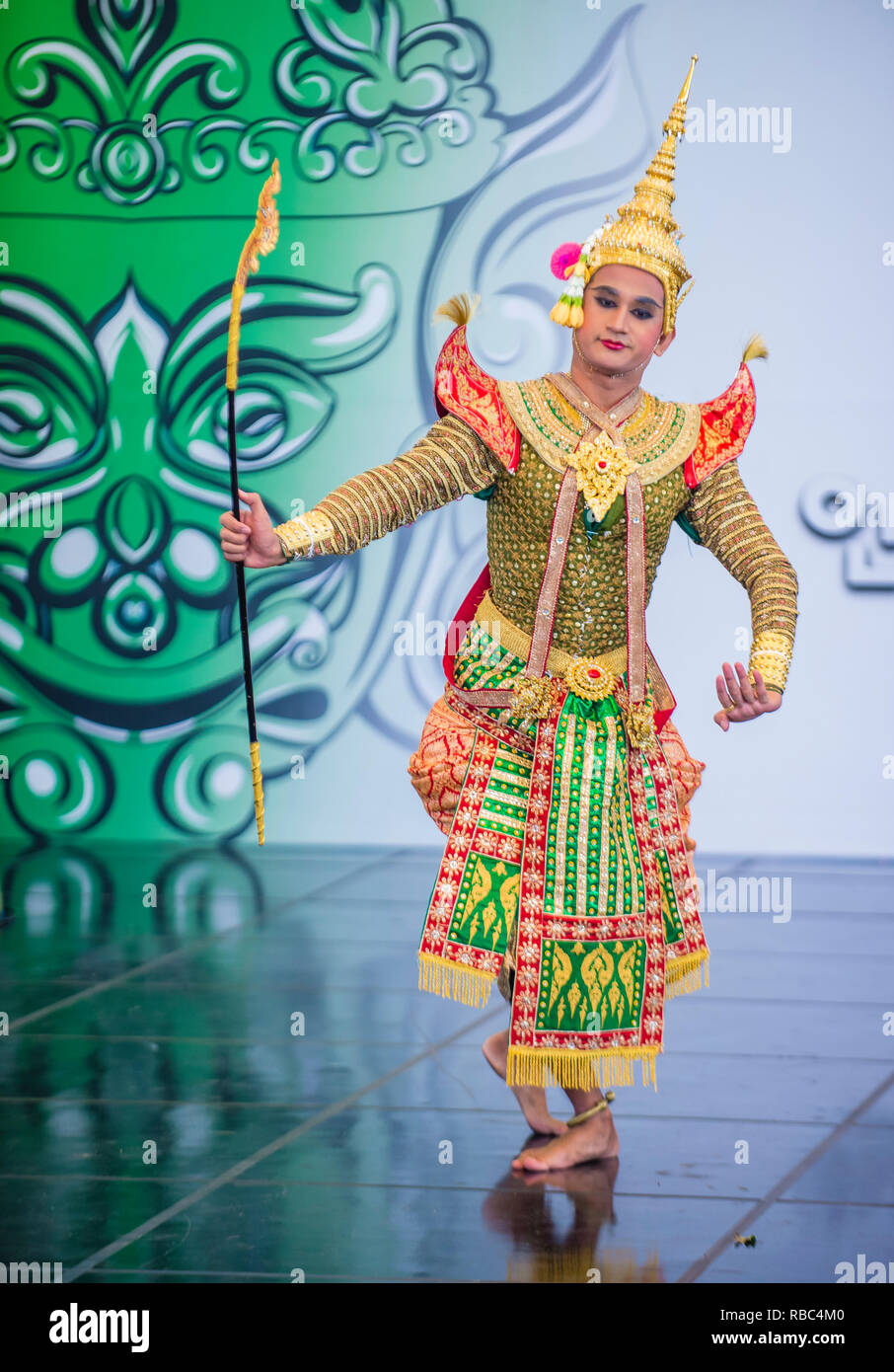 Thai dancer performing the traditinal Thai Khon dance at the Mask dance ...